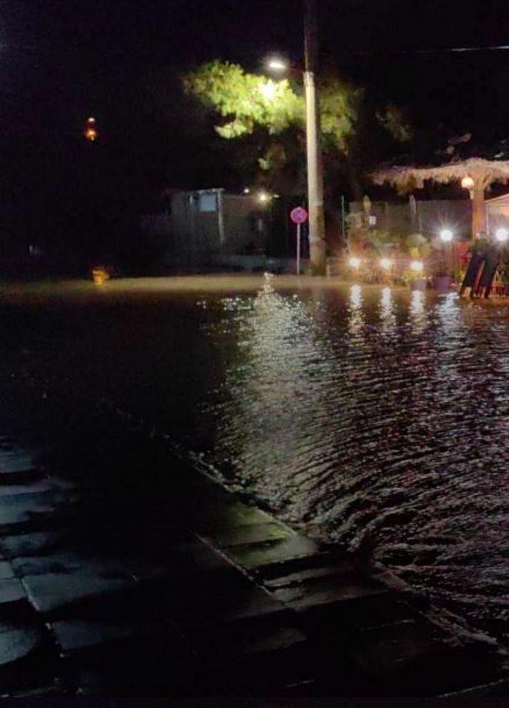 ΠΑΤΡΑ: Πλημμύρα στην παραλιακή του Ρίου – Εγκλωβίστηκαν πελάτες ...